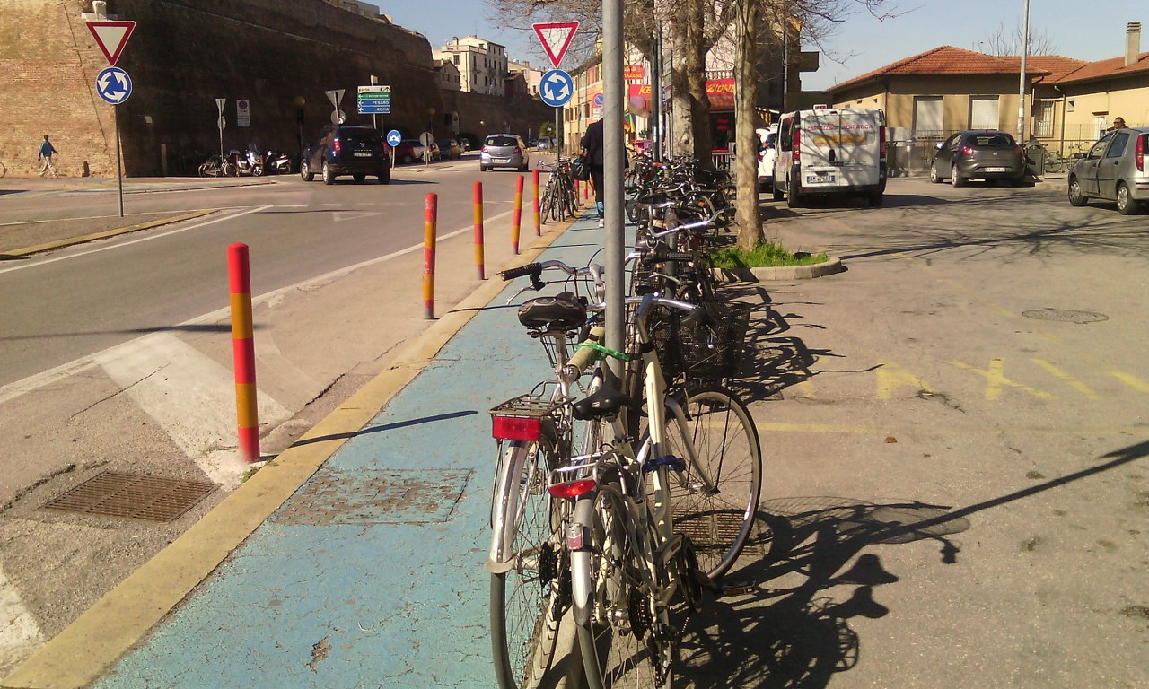 Una "velostazione" nei pressi della Stazione Ferroviaria. Ecco la proposta di For.Bici FIAB Fano ...