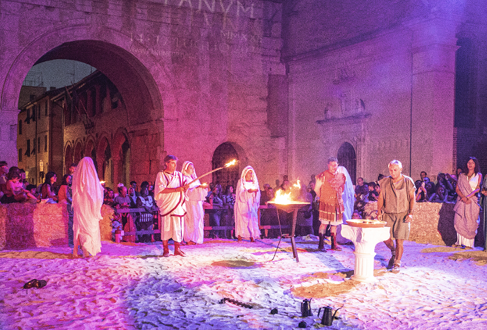 La Fano dei Cesari inaugura con il rito del Sacro Fuoco - Fanoinforma