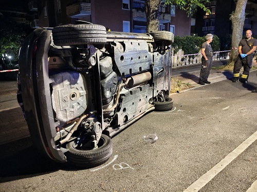 Incidente in Via Battisti, auto contro due pali della pubblica ...